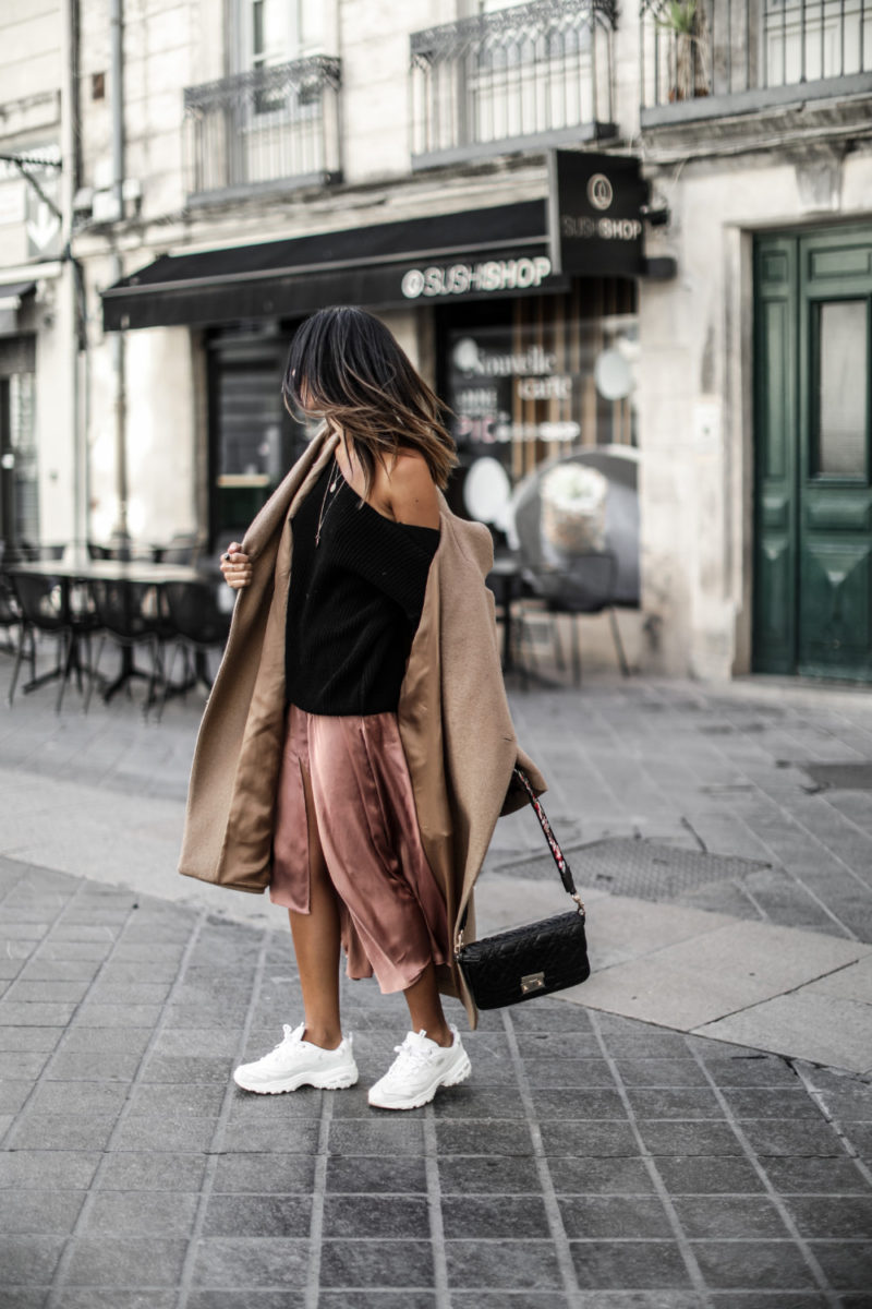 Jupe satinée & grosses baskets | JUNE Sixty-Five - Blog Mode