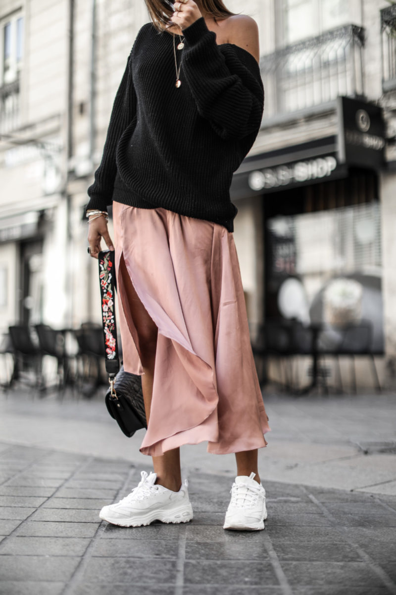 Jupe satinée & grosses baskets | JUNE Sixty-Five - Blog Mode