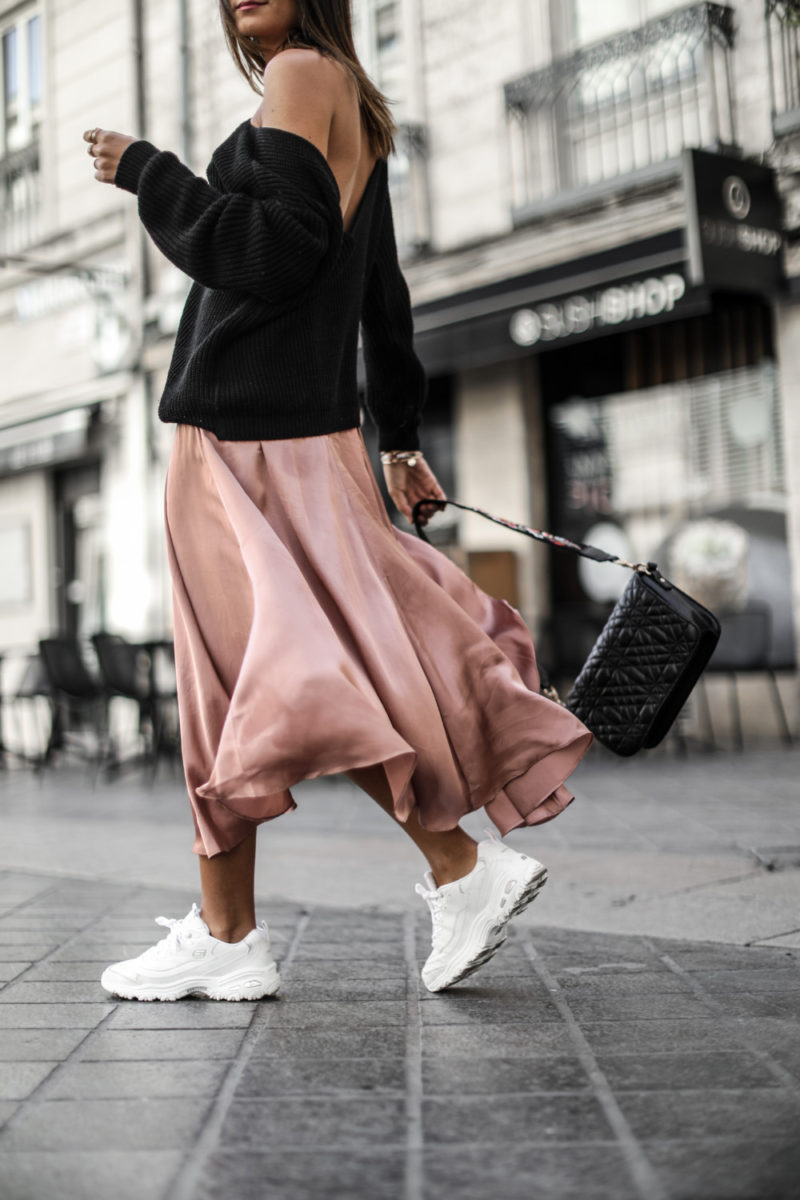 Jupe satinée & grosses baskets | JUNE Sixty-Five - Blog Mode