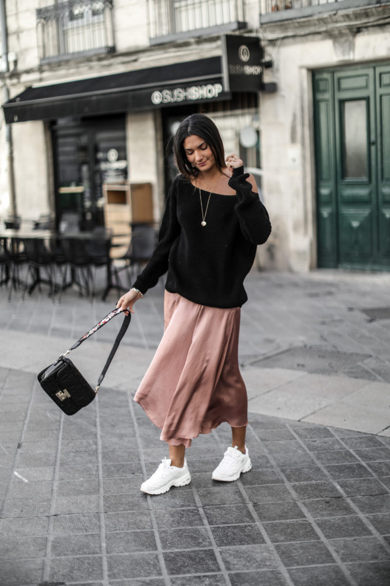 Jupe satinée & grosses baskets | JUNE Sixty-Five - Blog Mode